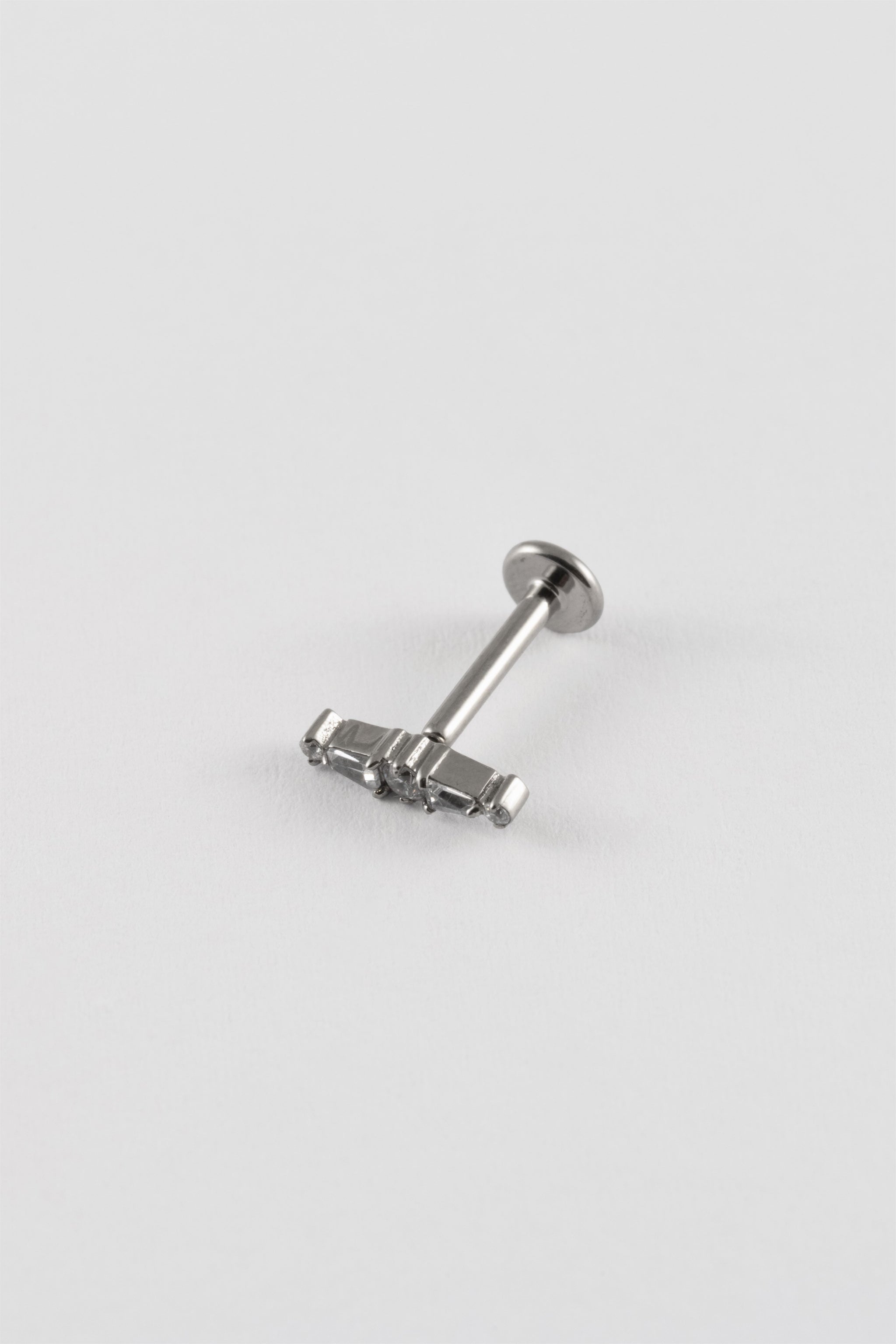 16G TITANIUM CZ BAR FLATBACK THREADLESS EAR