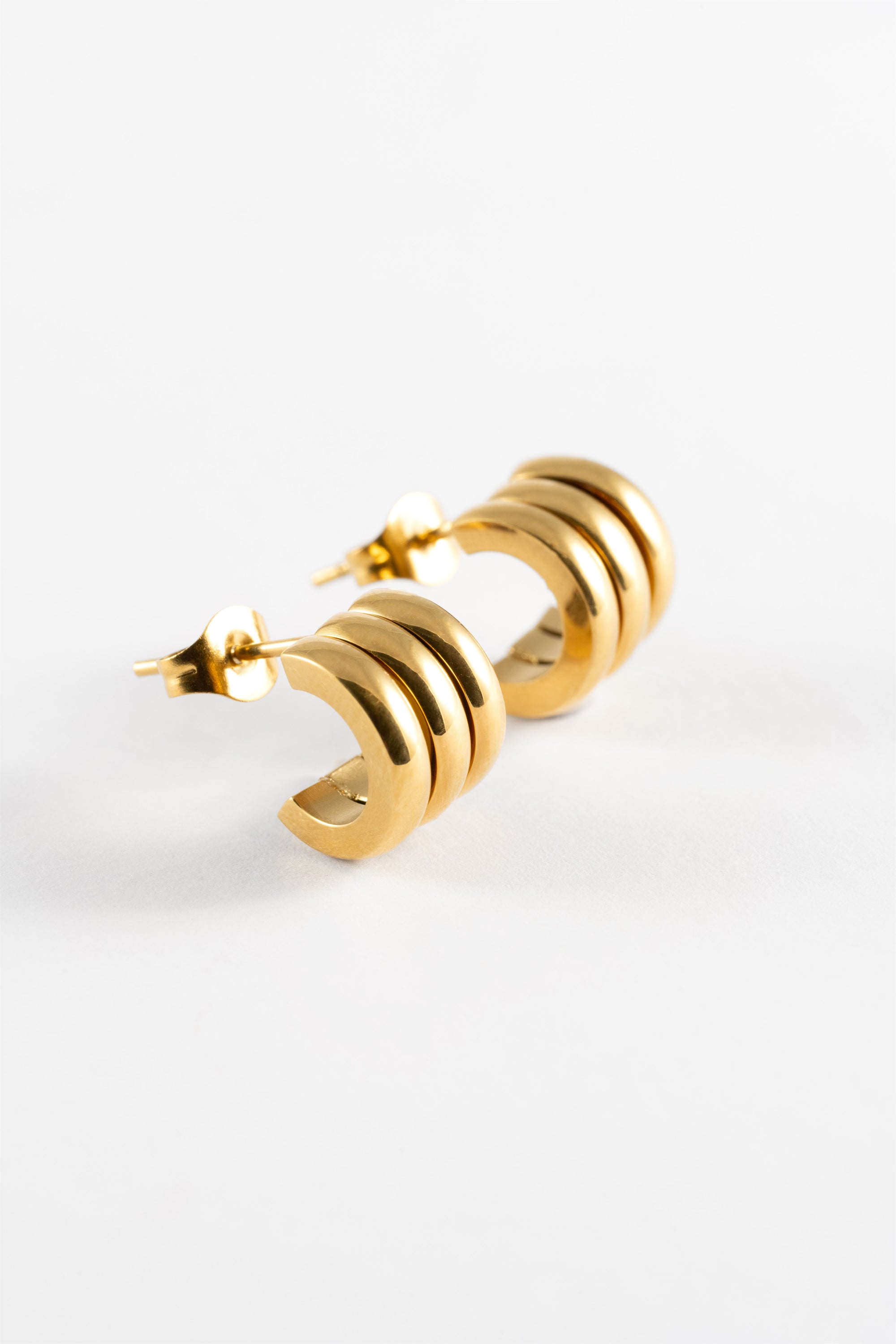 GOLD WIDE RIBBED LOBE EARRING